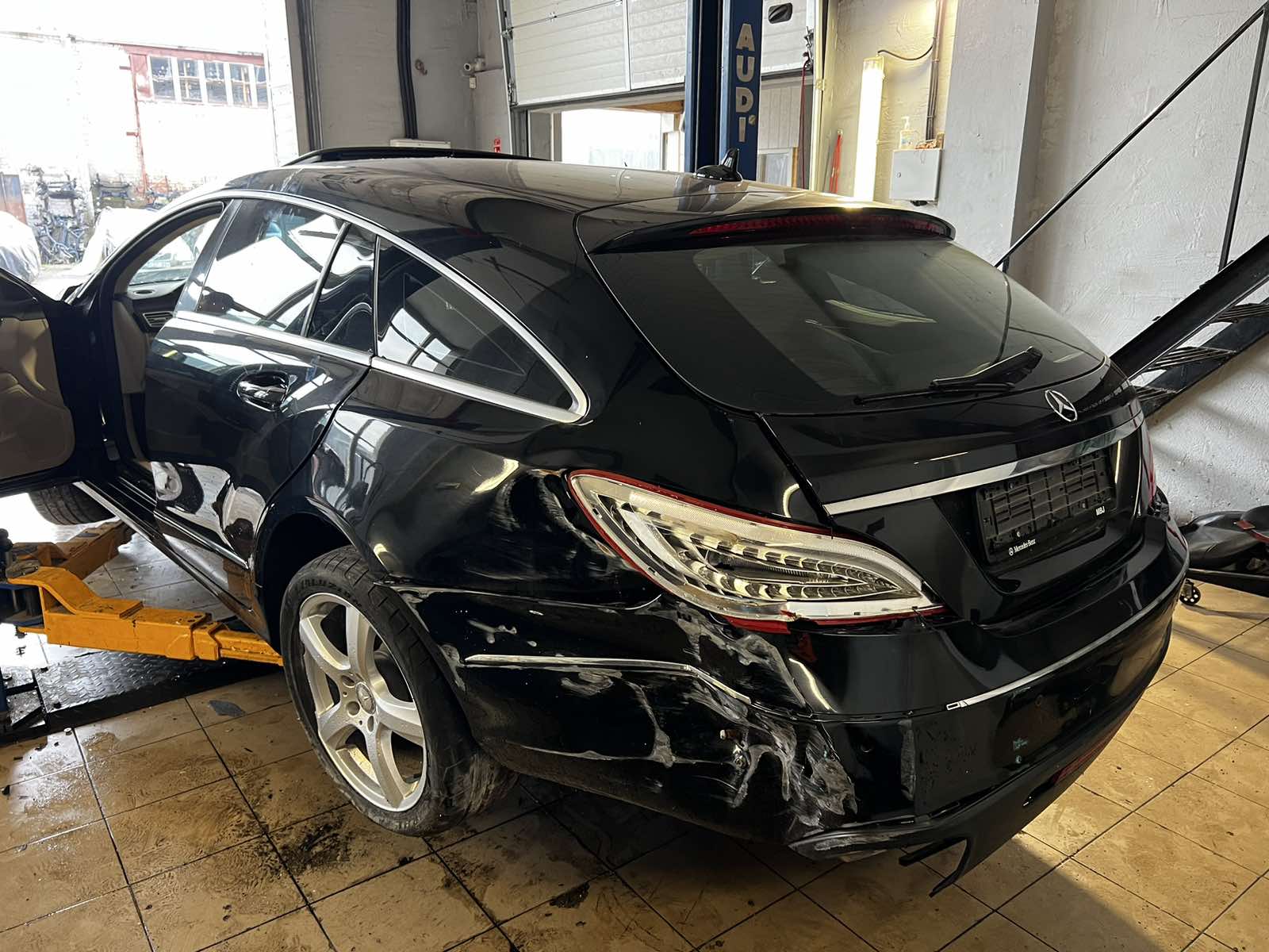Used Mercedes Benz CLS-Class Front door strip to the glass exterior ...